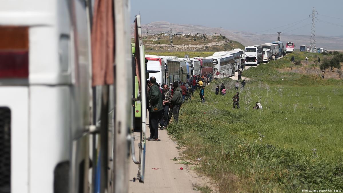 Syria: Biggest convoy yet leaves eastern Ghouta