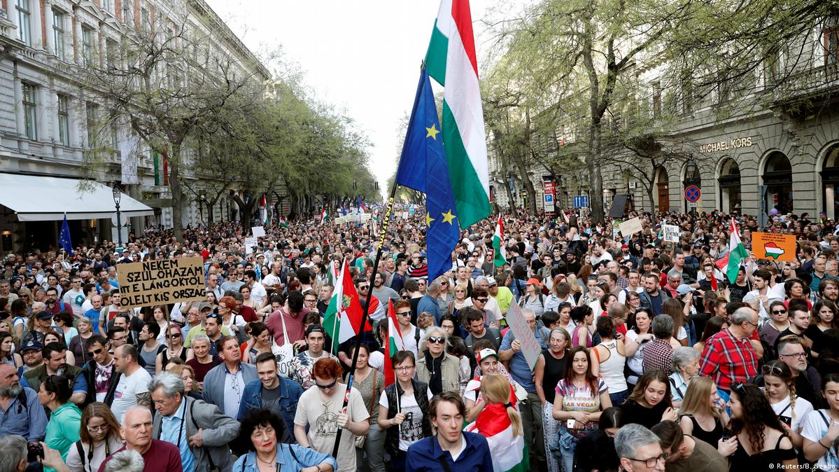 'Vik-tator!': Thousands protest Orban government in Hungary – DW – 04 ...
