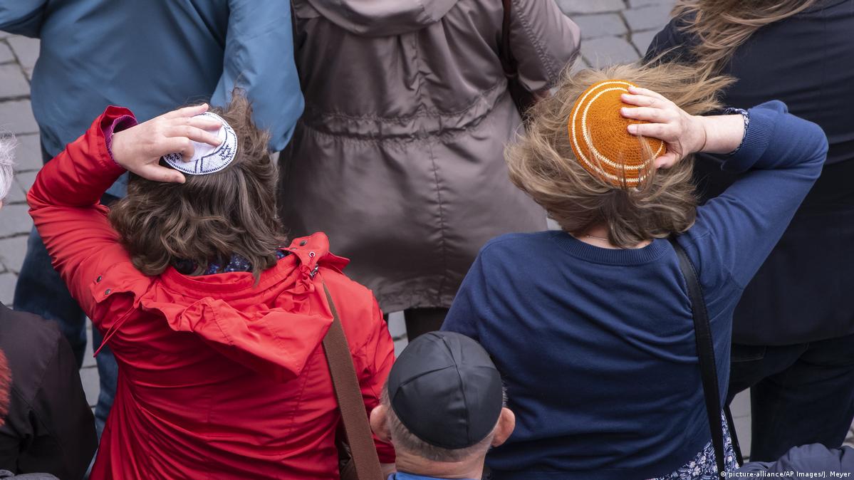 "There is always something you can do" against bigotry – DW – 10/31/2018