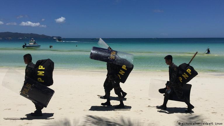 Heavy security as Philippines closes Boracay to tourists – DW – 04/26/2018