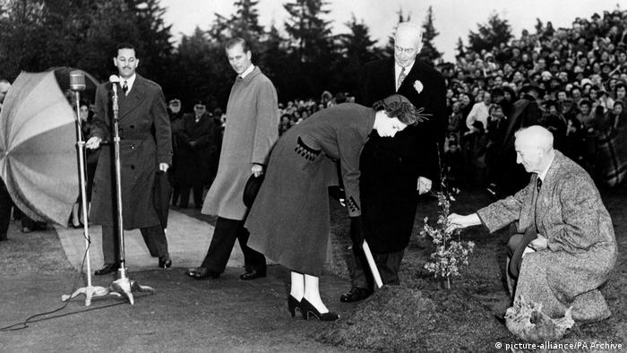 Politicians planting trees | All media content | DW | 27.04.2018