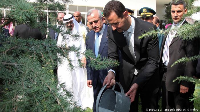 Politicians planting trees | All media content | DW | 27.04.2018