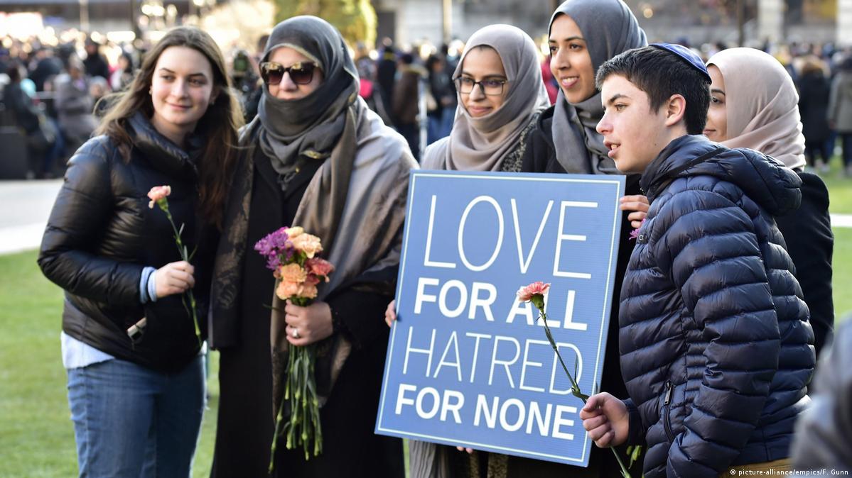 Thousands pay tribute to Toronto attack victims – DW – 04/30/2018
