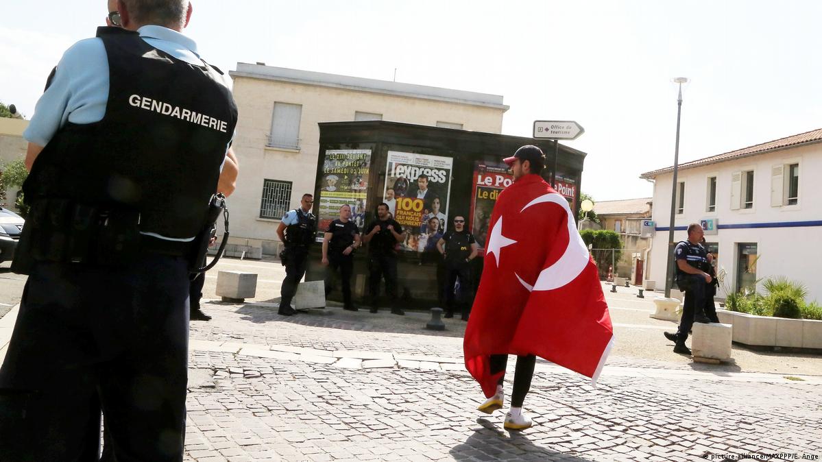 France: 'Dictator' Erdogan cover draws protest – DW – 05/29/2018