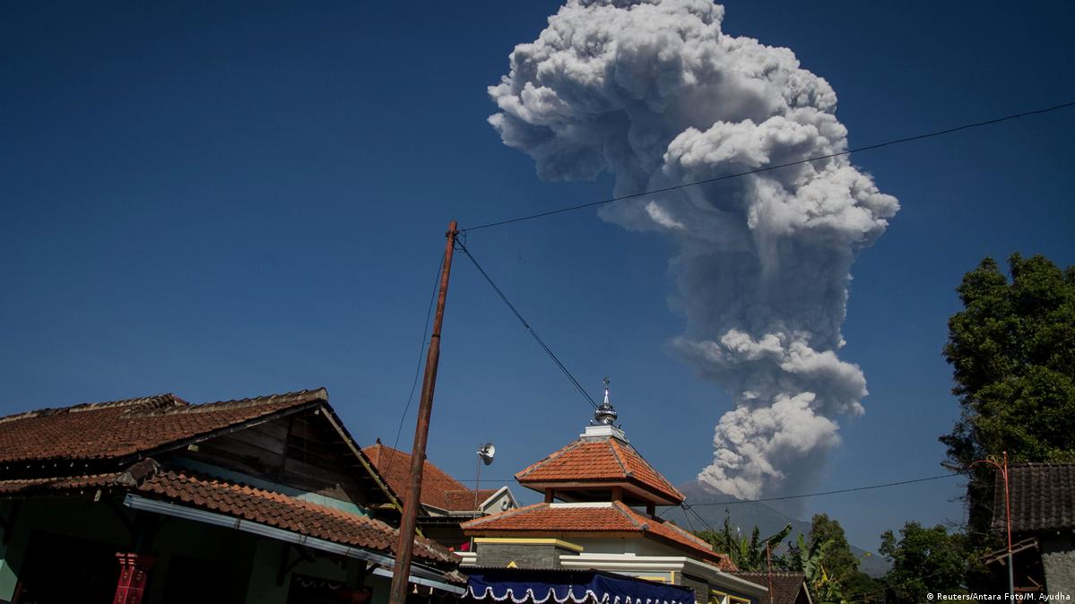 Indonesia's Mount Merapi volcano erupts – DW – 06/01/2018