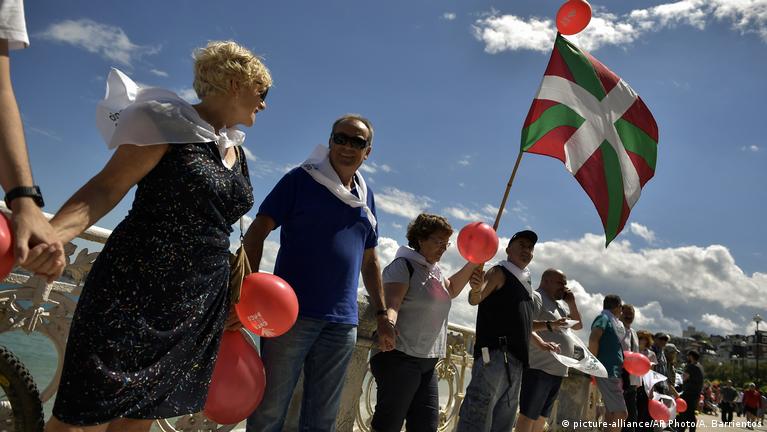 Basques form 200km human chain for independence vote – DW – 06/10/2018
