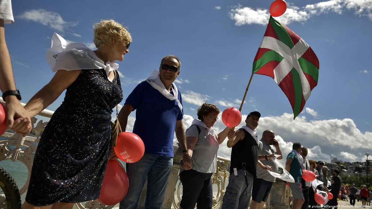 Basques form 200km human chain for independence vote – DW – 06/10/2018