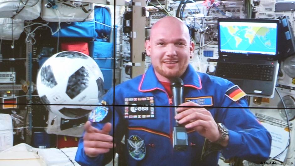Astro-Alex gives first space press conference – DW – 06/12/2018