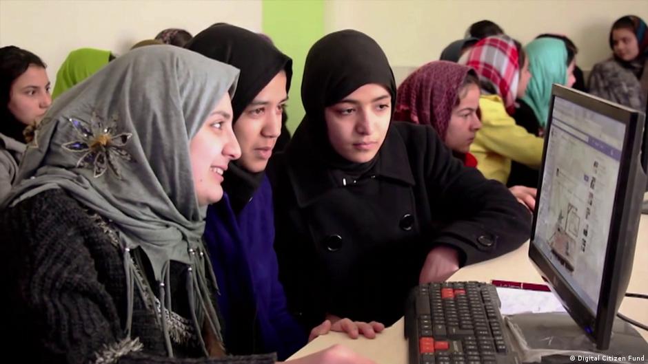 Afghan girls learn how to program – DW – 06/25/2018