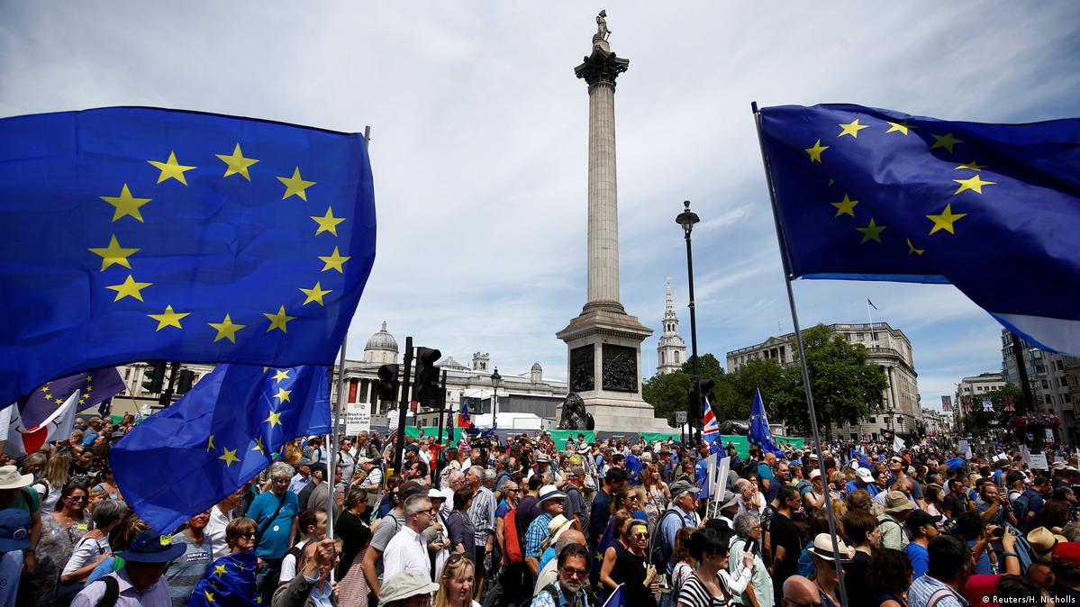 Miles exigen consulta sobre acuerdo final del “brexit” – DW – 23/06/2018