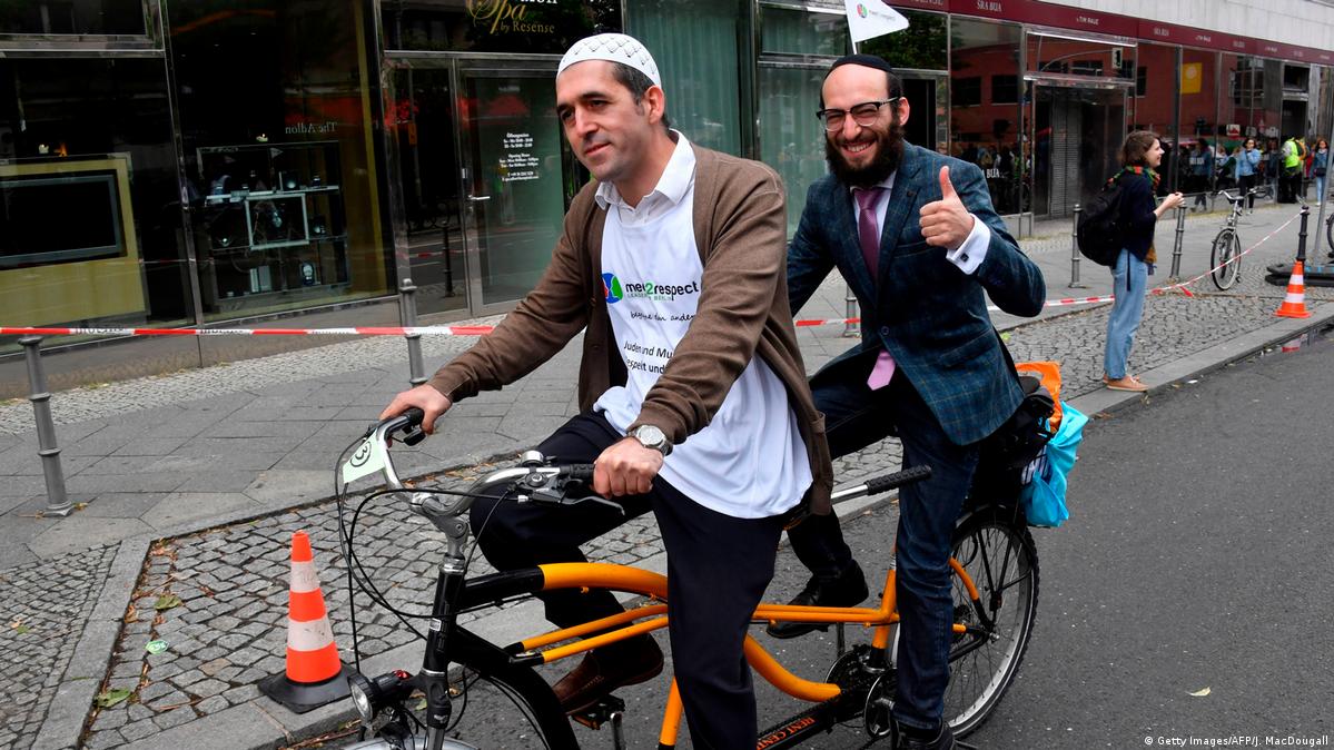 Jews and Muslims unite in Berlin bike ride
