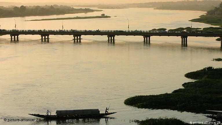 Le fleuve Niger, route alternative aux frontières fermées – DW – 19/02/2025