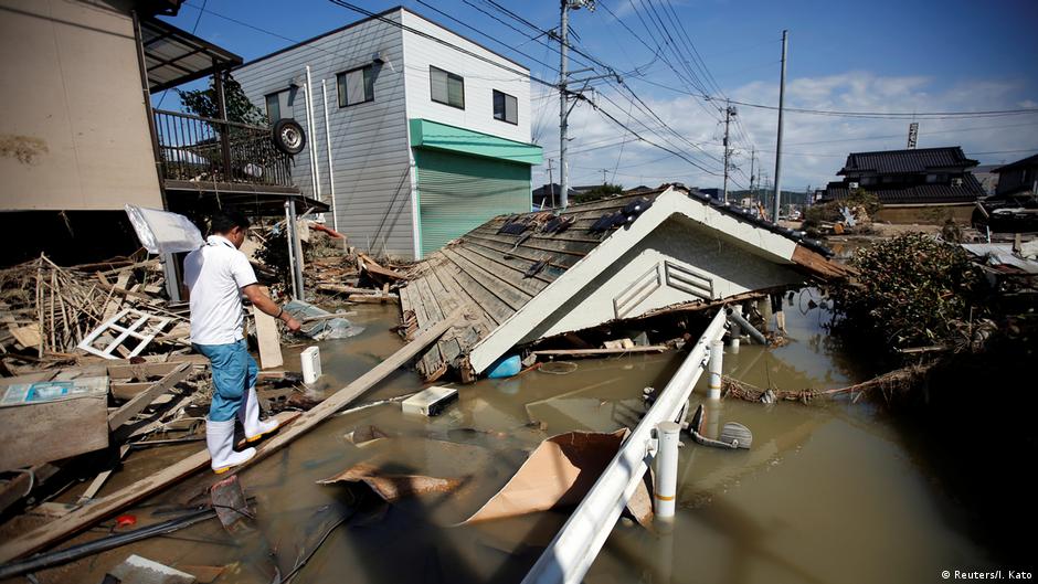Japan struggles with flood relief efforts – DW – 07/10/2018