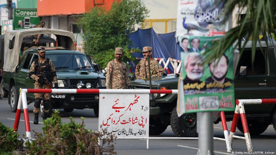Reporting Pakistan election under the military's shadow – DW – 08/06/2018