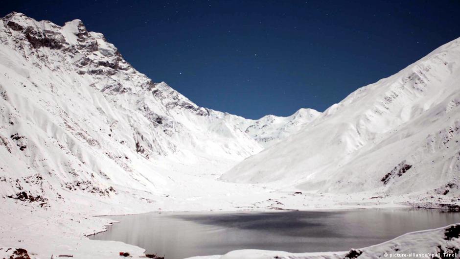 Pakistan avalanche leaves 7 climbers stranded – DW – 06/17/2019