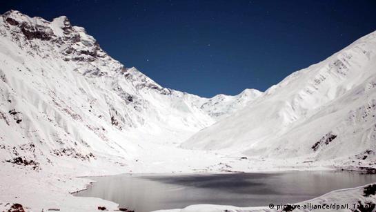 Pakistan avalanche leaves 7 climbers stranded – DW – 06/17/2019