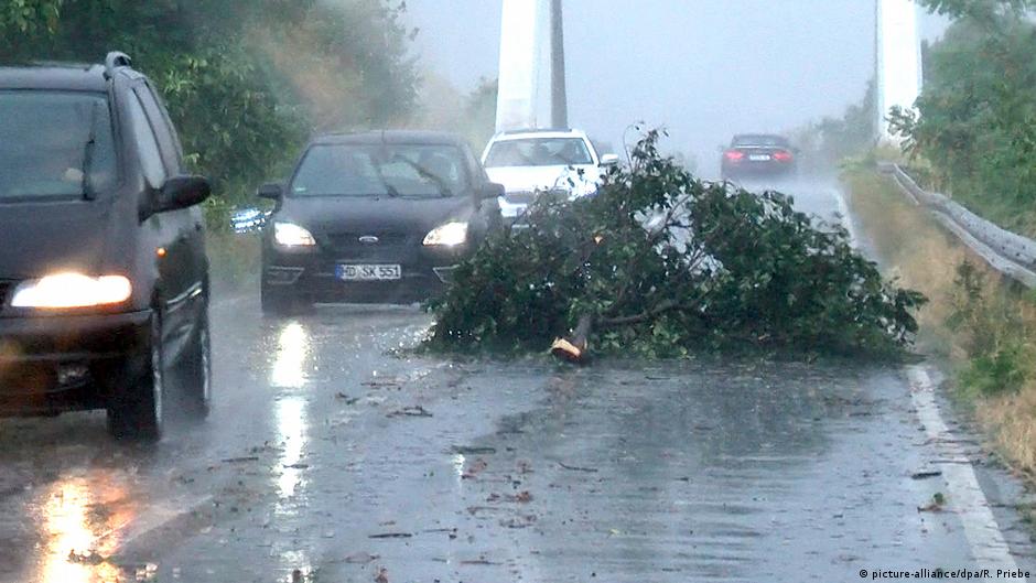 German heatwave pauses with thunderstorms – DW – 08/10/2018
