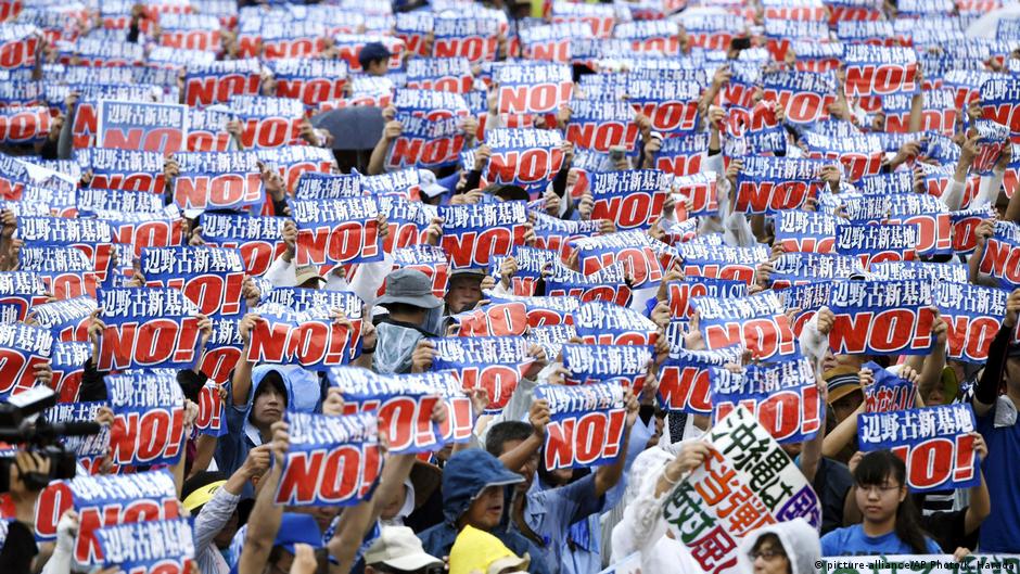 Thousands protest Okinawa US base relocation – DW – 08/11/2018