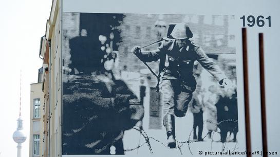 The East German secret police and the Berlin Wall – DW – 08/12/2021