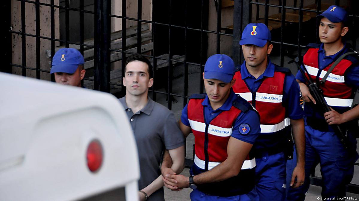 Turkey releases two Greek soldiers