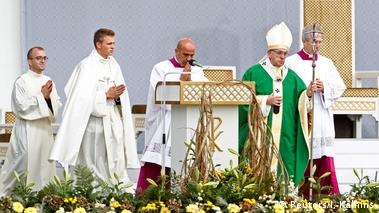 Pope pays tribute to Nazi and Soviet WWII victims – DW – 09/23/2018
