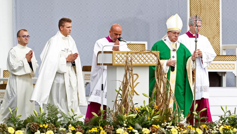 Pope pays tribute to Nazi and Soviet WWII victims – DW – 09/23/2018