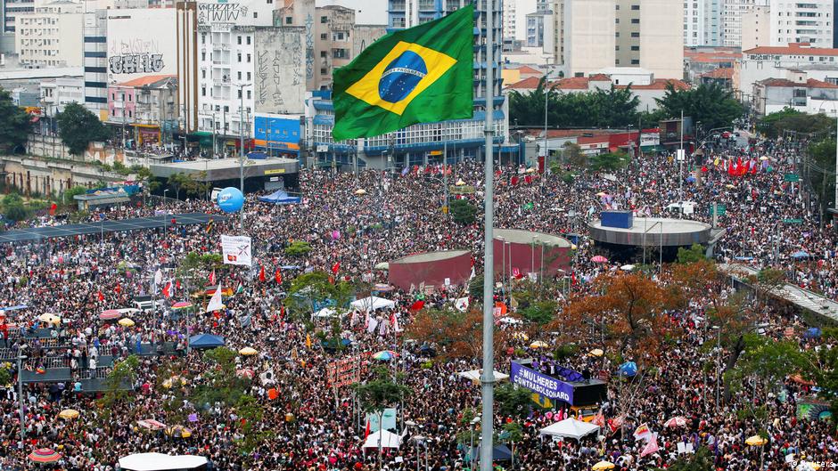Brazilians protest against presidential front-runner – DW – 09/30/2018