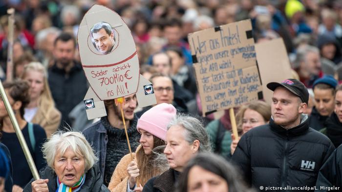 Tens of thousands rally in Munich against far right and new police laws ...