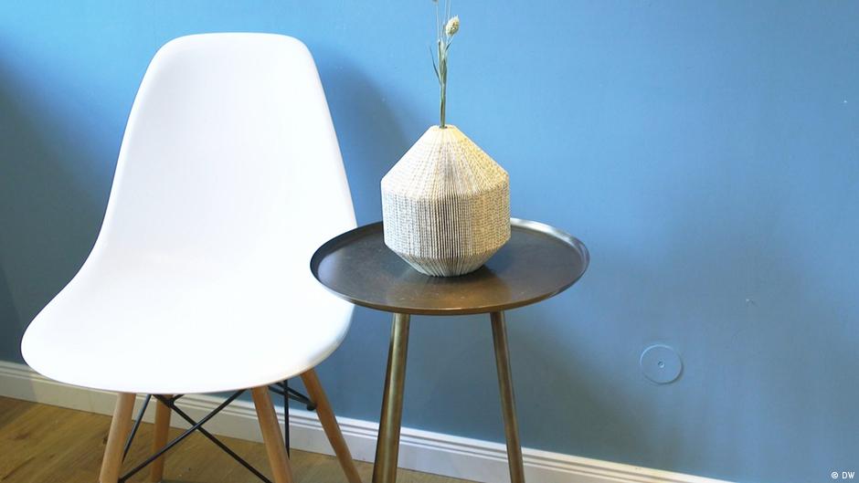 DIY: A vase made of book pages