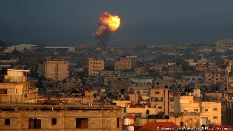 Israeli jets strike Gaza in response to Palestinian rockets – DW – 10 ...