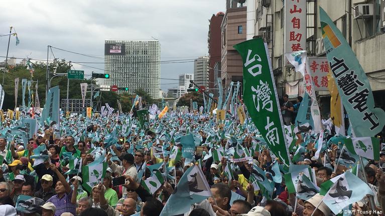 Thousands rally for Taiwan independence