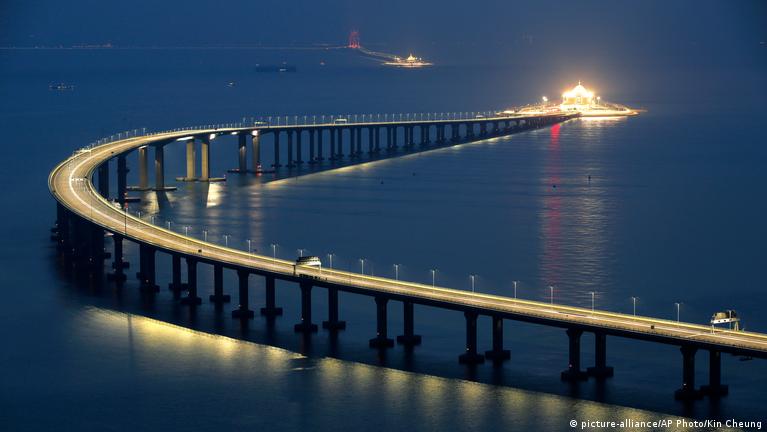 China opens world's longest sea bridge – DW – 10/23/2018