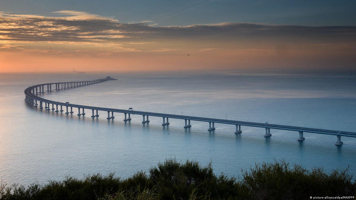 Hong Kong-Zhuhai-Macau: China opens world's longest sea bridge – DW ...