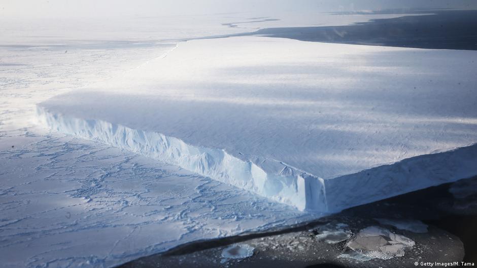Rectangular iceberg spotted in sea off Antarctica – DW – 10/24/2018