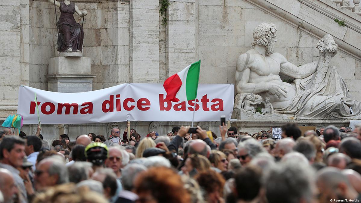Thousands protest Rome's decline