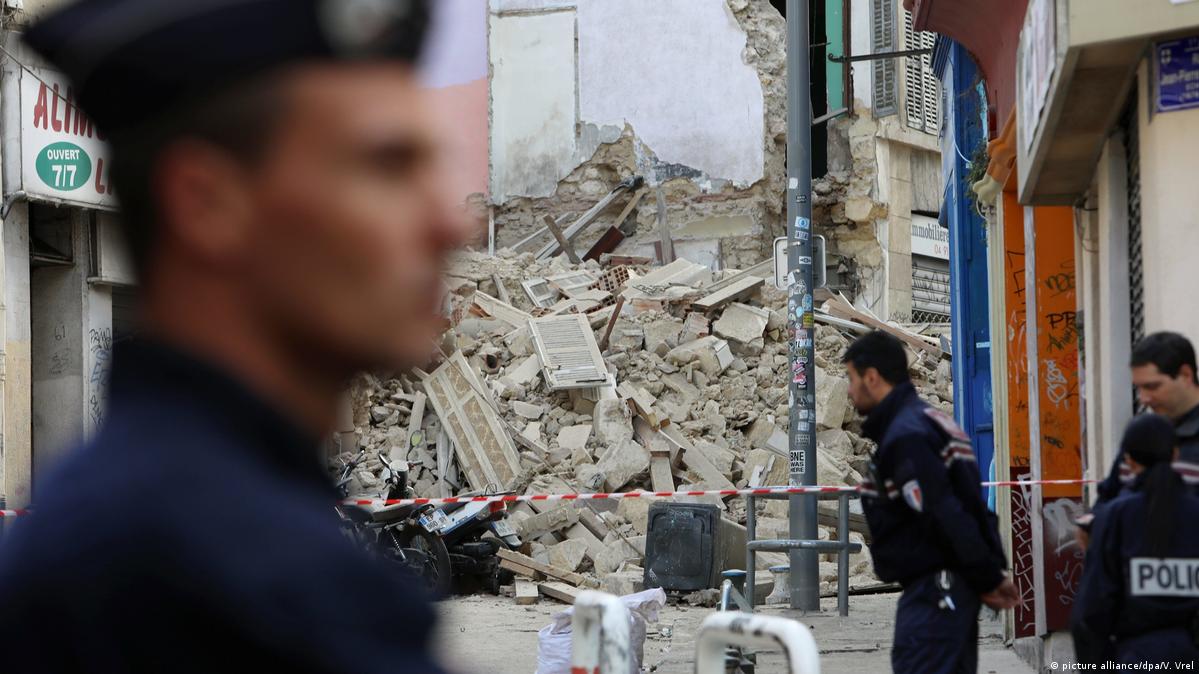 France recovers bodies from collapsed buildings – DW – 11/08/2018