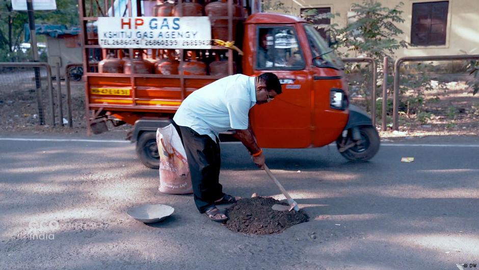 The man on a mission to fill potholes – DW – 11/29/2018