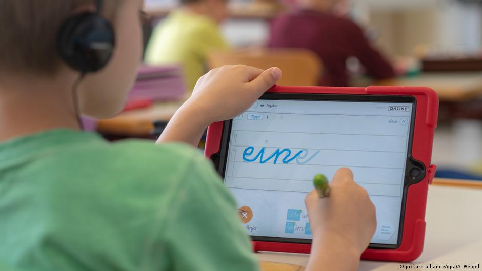 Germany's education system to go digital – DW – 03/15/2019