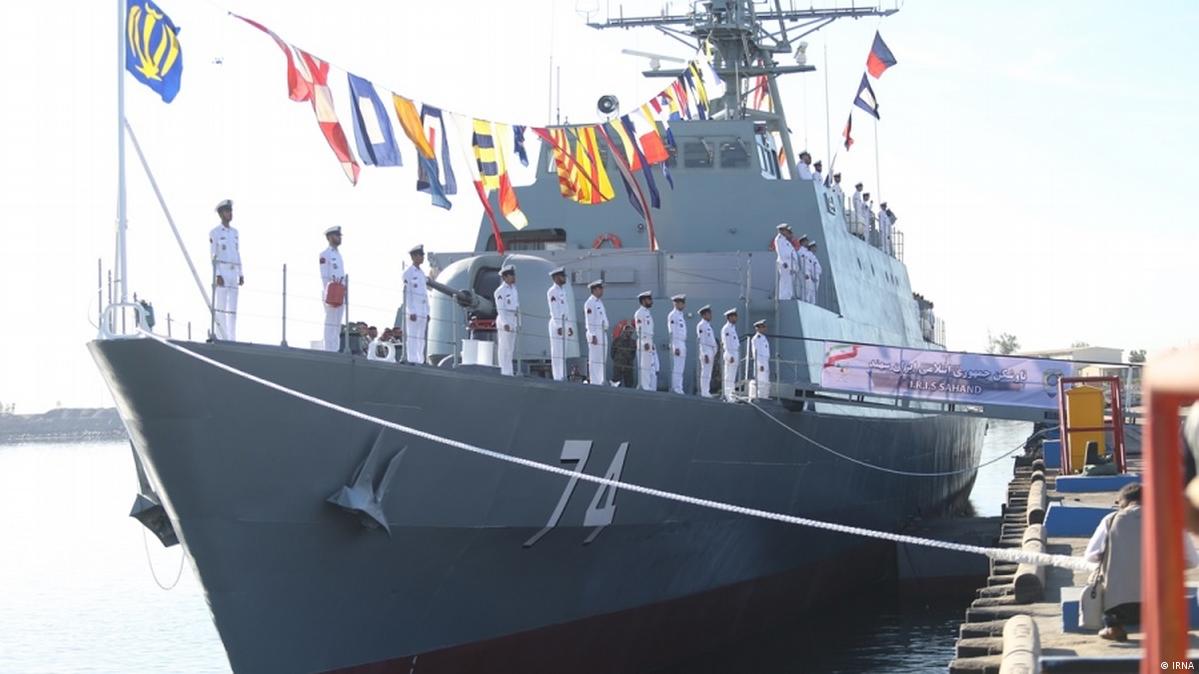 Iran unveils 'stealth' destroyer – DW – 12/01/2018