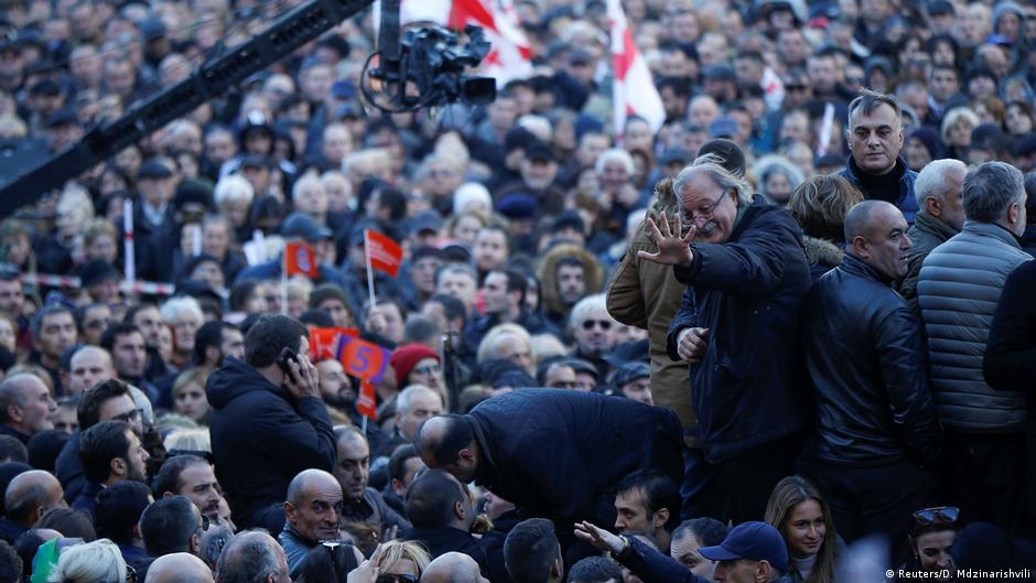 Georgia protests decry 'election fraud' – DW – 12/02/2018