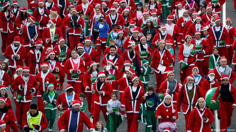 Madrid's Santa Claus race draws thousands