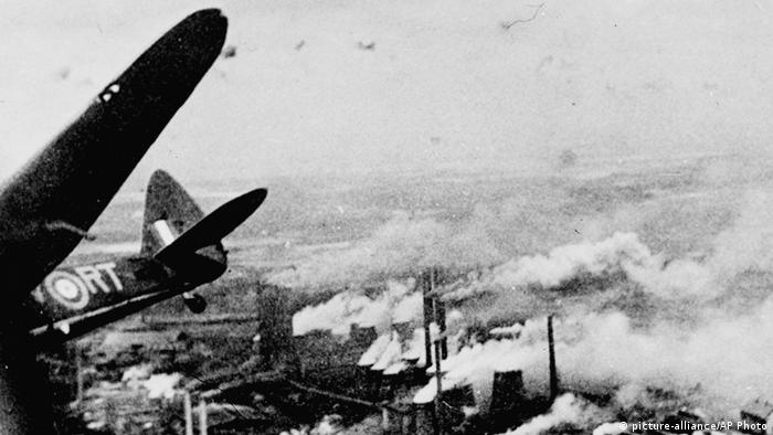 Cologne: Evacuation after WWII bomb found at gas station | News | DW ...