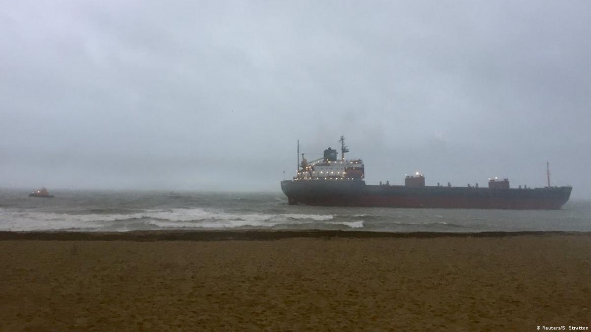 Russian cargo ship 'freed' from British coast – DW – 12/18/2018