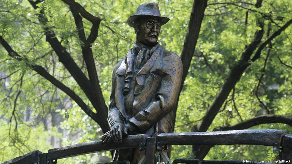 Hungary removes statue of anti-Soviet icon