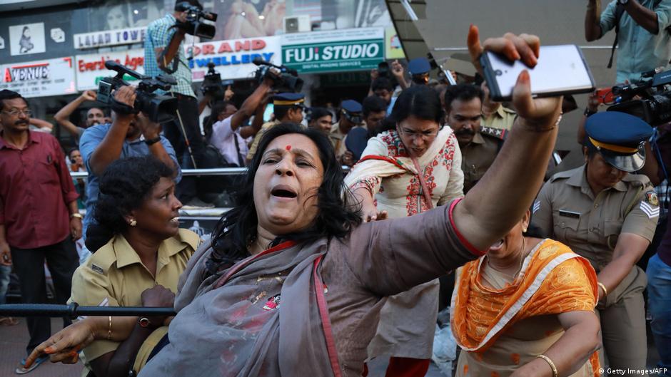 Clashes break out over women in Hindu temple – DW – 01/02/2019