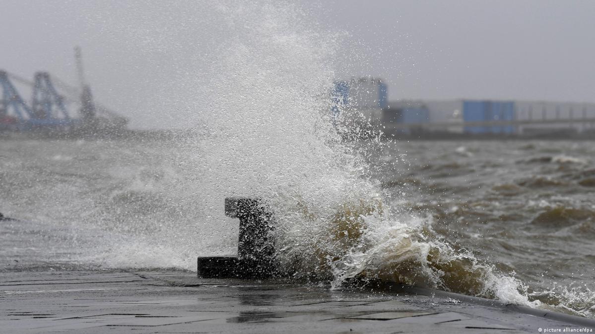 Storm surge sweeps across northern Germany – DW – 01/08/2019