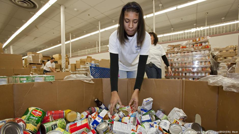 Thousands wait in line at food banks – DW – 11/25/2021