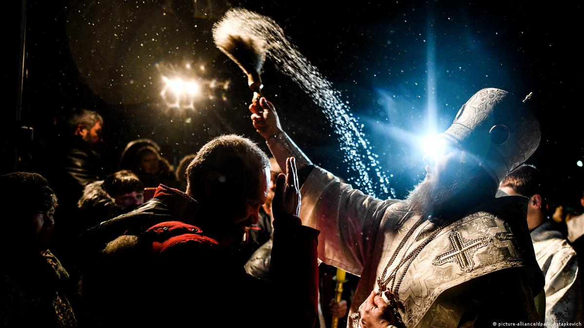 Orthodox Russians jump into icy waters to celebrate Epiphany – DW – 01 ...