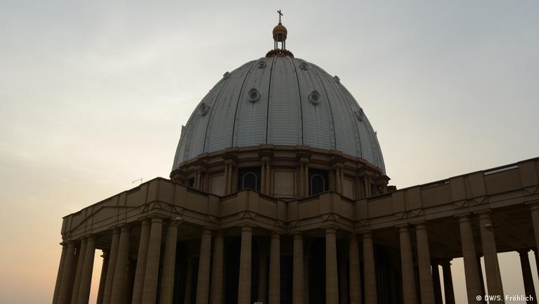 Exploring the world's biggest church – DW – 01/19/2019