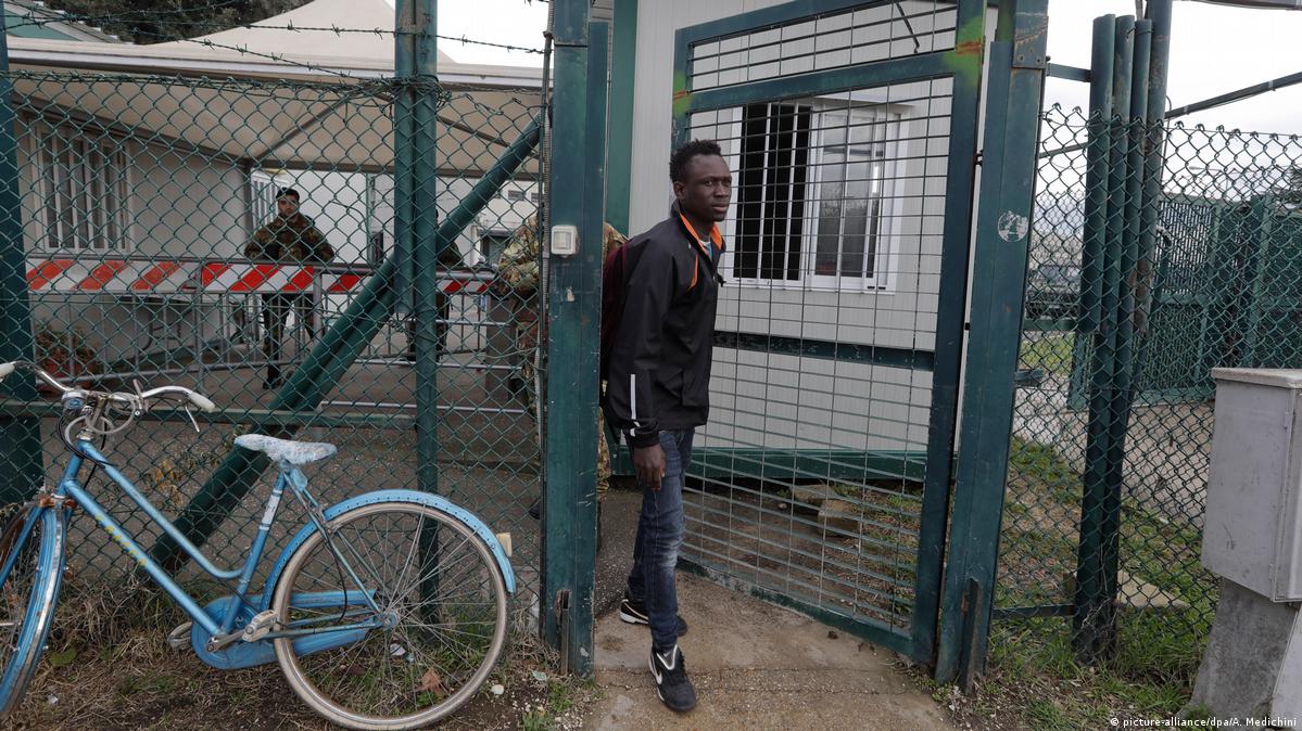 Hundreds evicted from Italy refugee home – DW – 01/24/2019